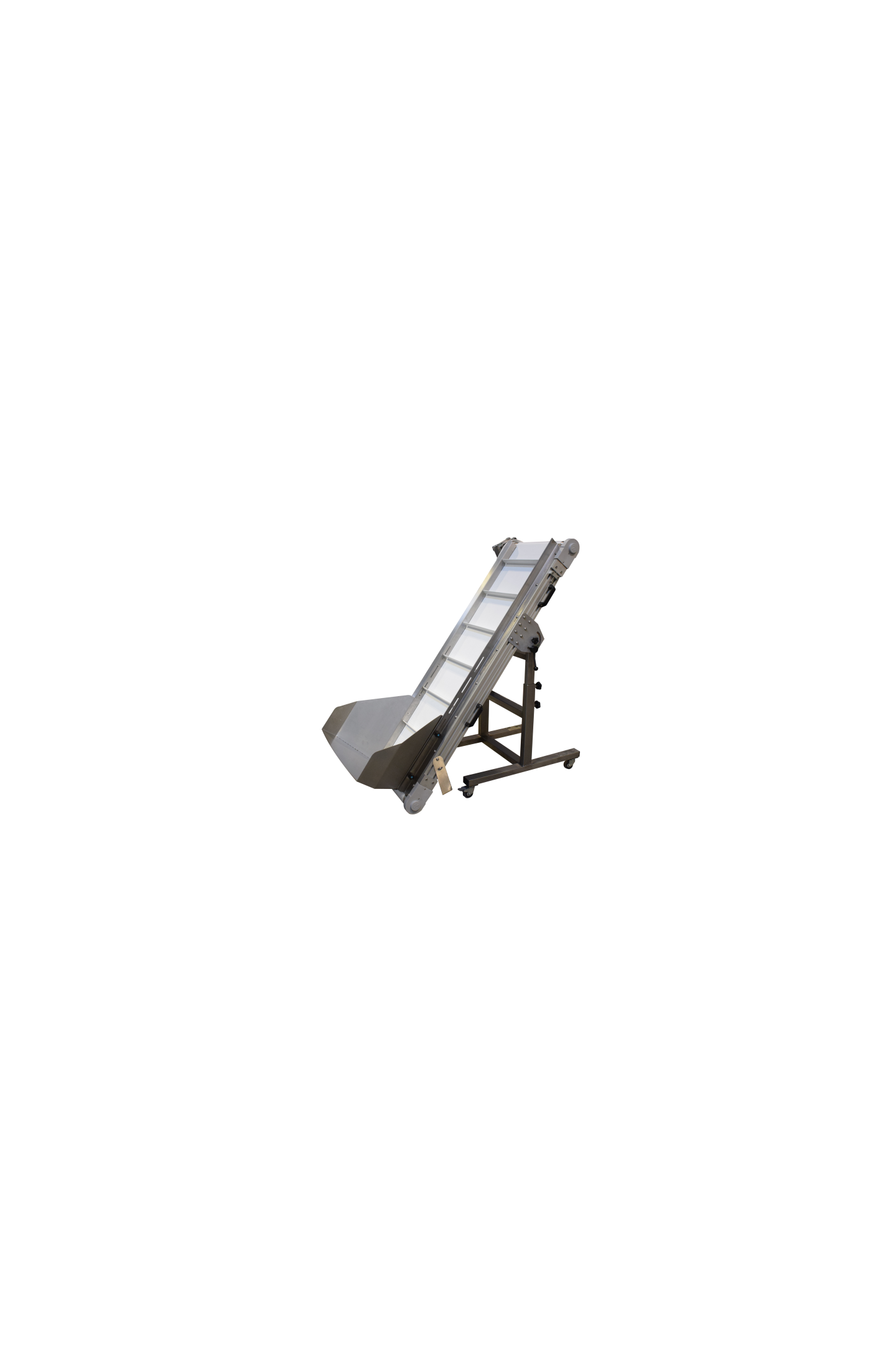 Adjustable conveyor belt transporter with a hopper